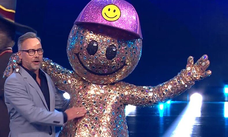 „The Masked Singer“: Erste Enttarnung! Diese Becker-Ex-Frau steckt ...